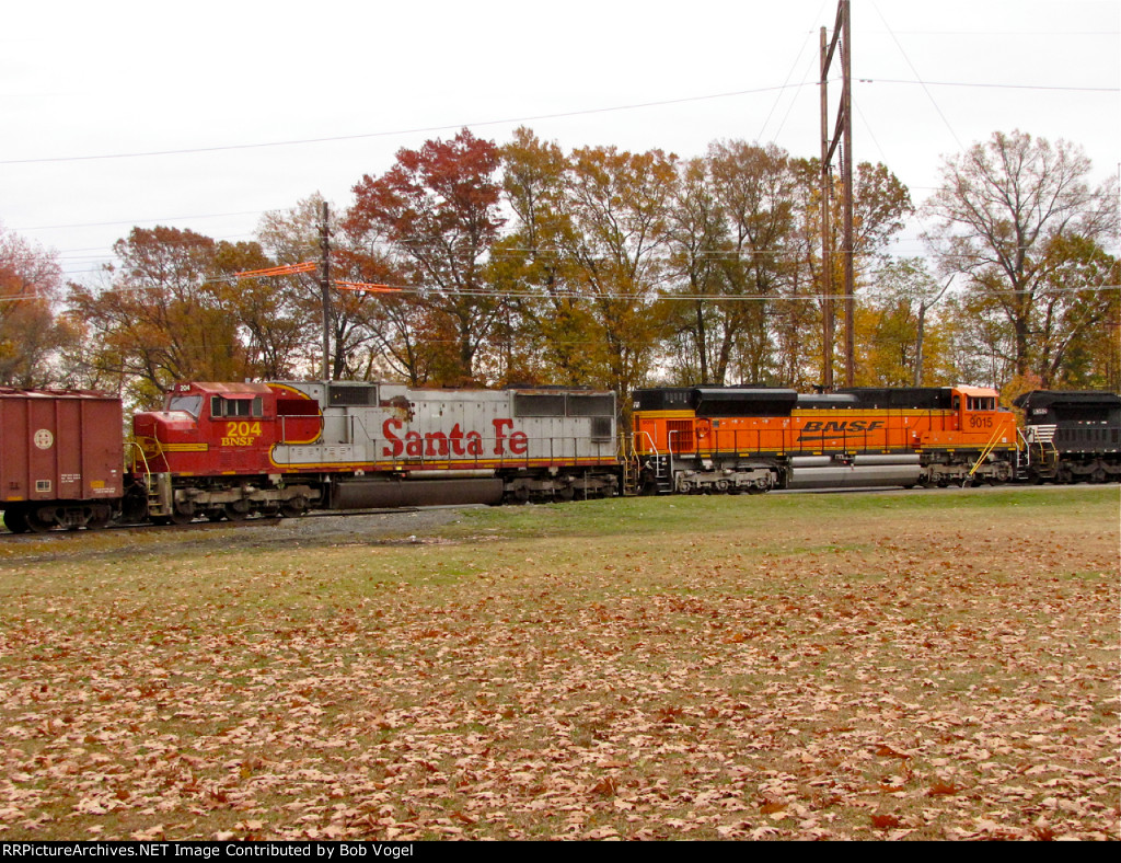 BNSF 204 and 9015